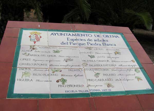 Rótulos descriptivos de la flora local. Mural de cerámica para parque ...